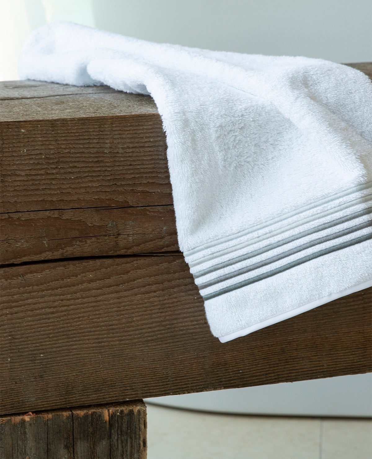 Little Empire Italian Embroidered Guest Towel - Au Lit Fine Linens